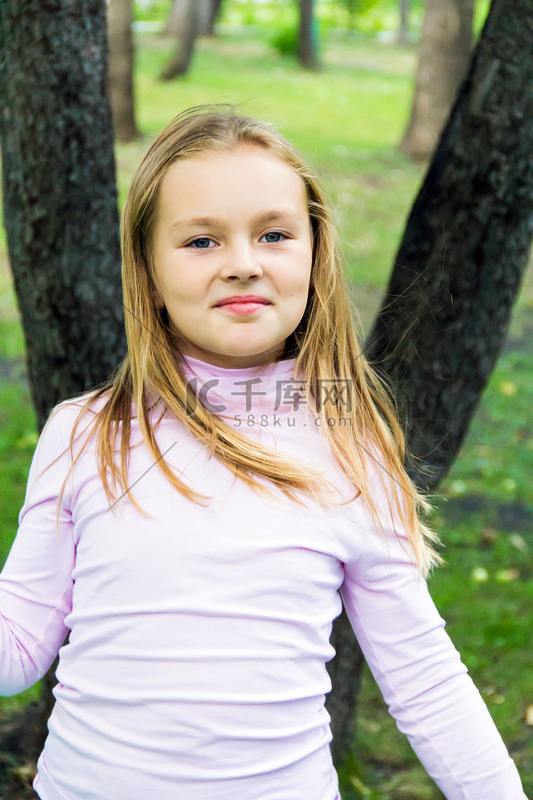可爱的女孩高清摄影大图-千库网