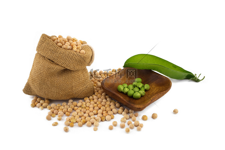 白色背景中新鲜或干豌豆的概念高清摄影大图-千库网