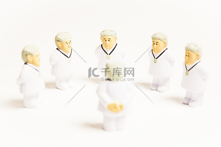 白色背景的医生高清摄影大图-千库网