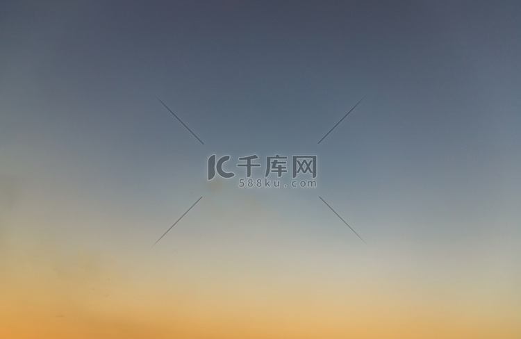 傍晚，海鸥在天空中展翅飞翔。高清摄影大图-千库网