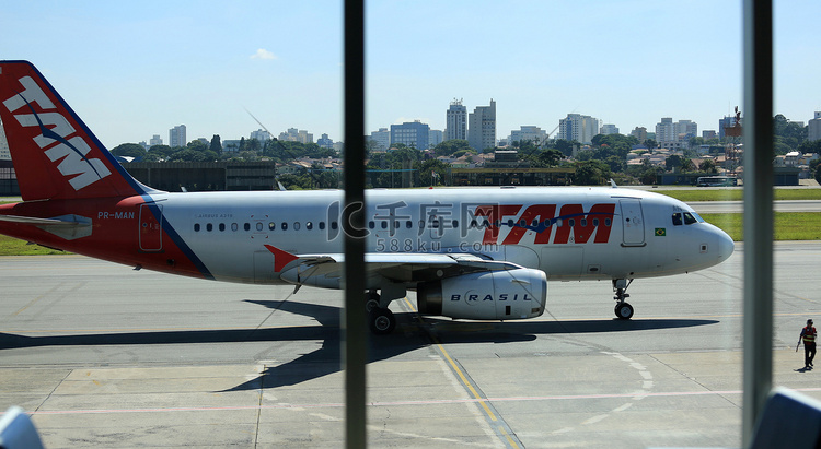 Tam公司的空客A321高清摄影大图-千库网