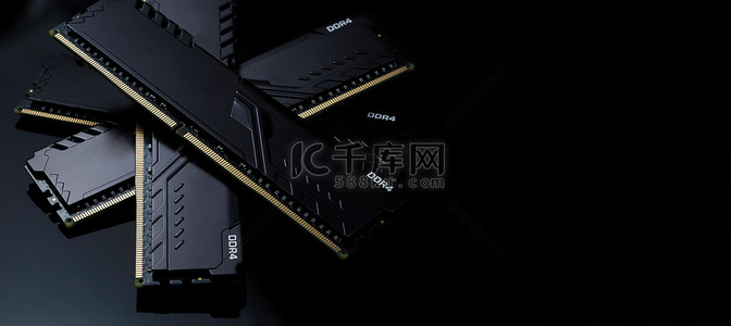 黑桌上的新 DDR4 RAM 模块高清摄影大图-千库网