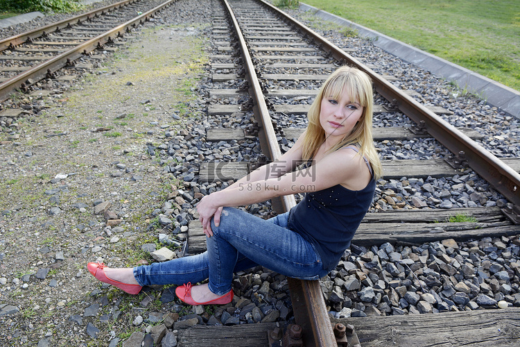 铁轨上的女人高清摄影大图-千库网