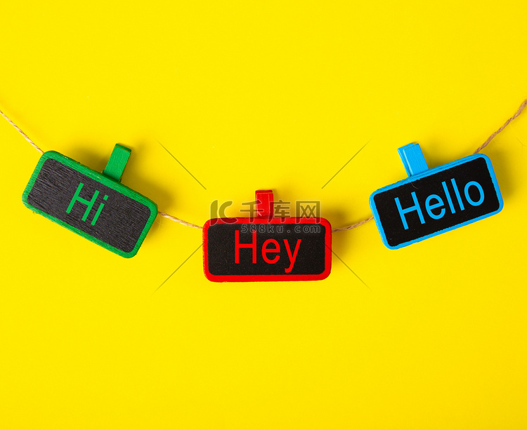 带有 HI、HEY 和 HELLO 字样的颜色标签高清摄影大图-千库网