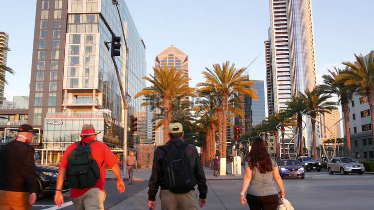 美国加利福尼亚州圣地亚哥 — 2020 年 2 月 13 日：市中心的行人、交通和高层建筑。高清摄影大图-千库网