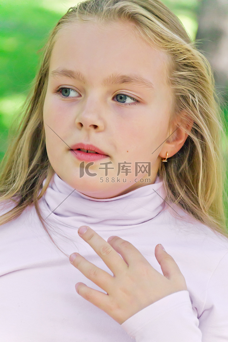 可爱的女孩高清摄影大图-千库网