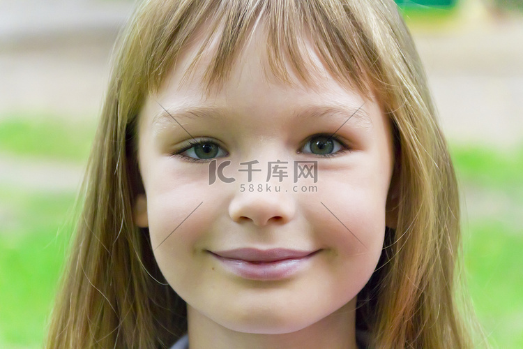 可爱的女孩高清摄影大图-千库网