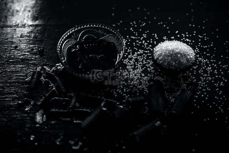 用糖和生 garmalo 或 amaltas 在 wodoen 表面的玻璃碗中提取 garmalo 或印度淋浴树的水。治疗便秘的最佳药物。高清 ...