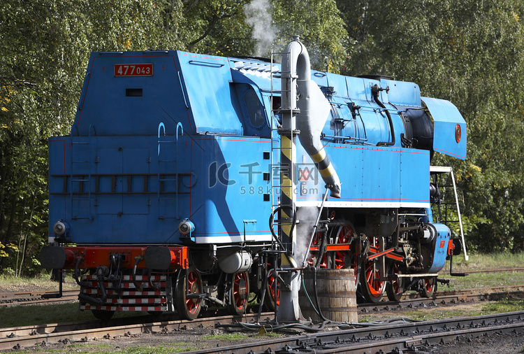 “名为 Parrot (477.043) 的蒸汽机车，Luzna u Rakovnik 仓库”高清摄影大图-千库网