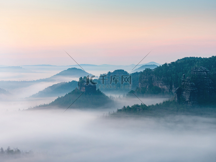 Winterstein 的仙女岩，也称为 Hinteres Raubschloss 或 Raubstein高清摄影大图-千库网