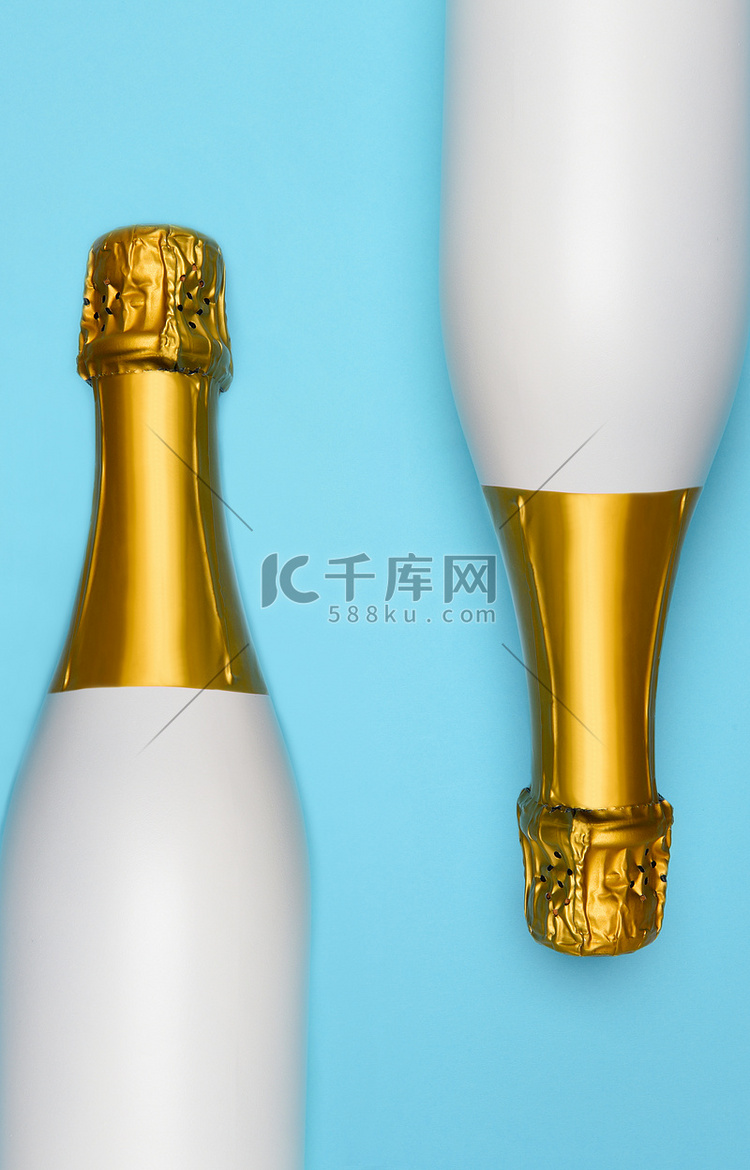 蓝色蓝绿色背景上的两个白色香槟瓶。高清摄影大图-千库网