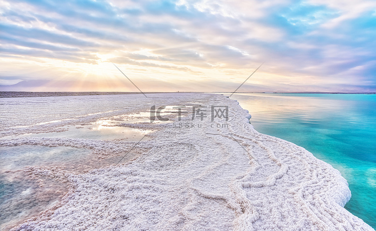 清晨的阳光照耀在盐晶的形成上，附近清澈的青绿色平静水面，是以色列 Ein Bokek 海滩的典型景观高清摄影大图-千库网