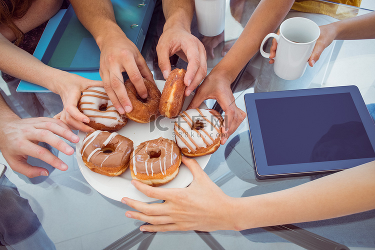 时尚学生吃甜甜圈高清摄影大图-千库网