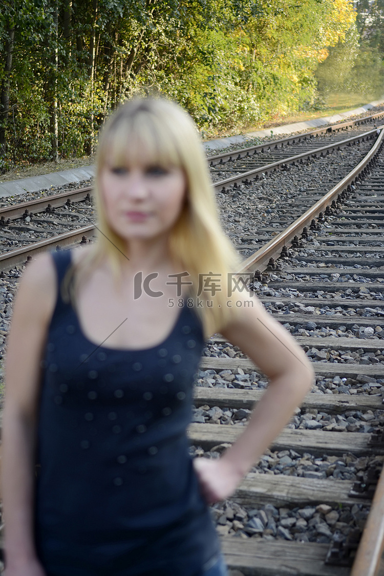 铁轨上的女人高清摄影大图-千库网
