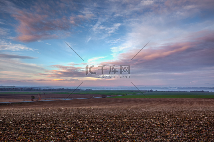 Louny 市的秋季早晨景观。高清摄影大图-千库网