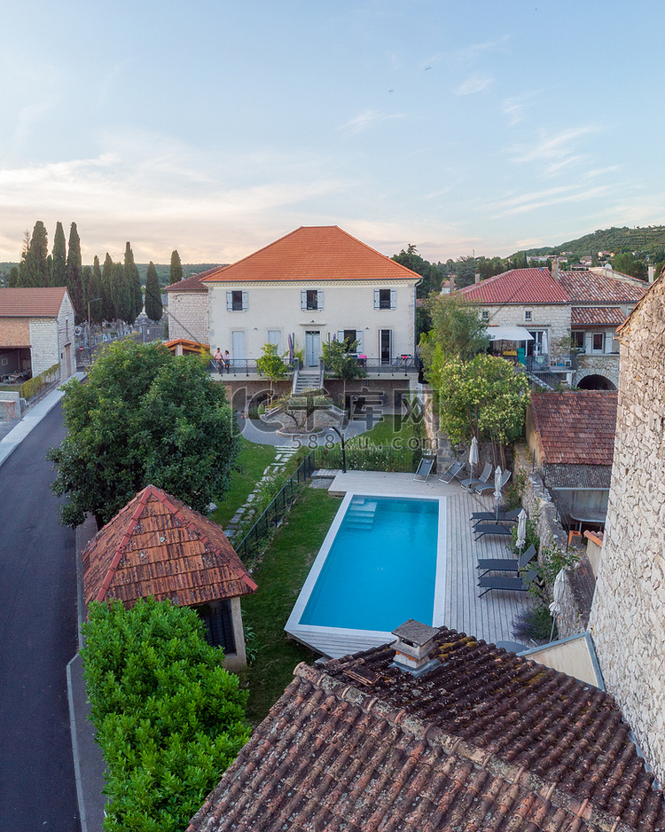 法国 Ruoms 市一座历史悠久的石头防御墙中的中世纪门高清摄影大图-千库网