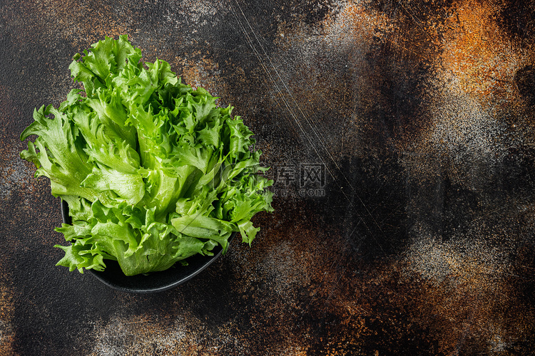 Frillis 生菜，在古老的深色乡村背景中，顶视图平铺着文字的复制空间高清摄影大图-千库网