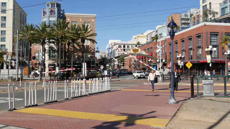 美国加利福尼亚州圣地亚哥 — 2020 年 2 月 13 日：Gaslamp Quarter 历史入口拱门标志。高清摄影大图-千库网