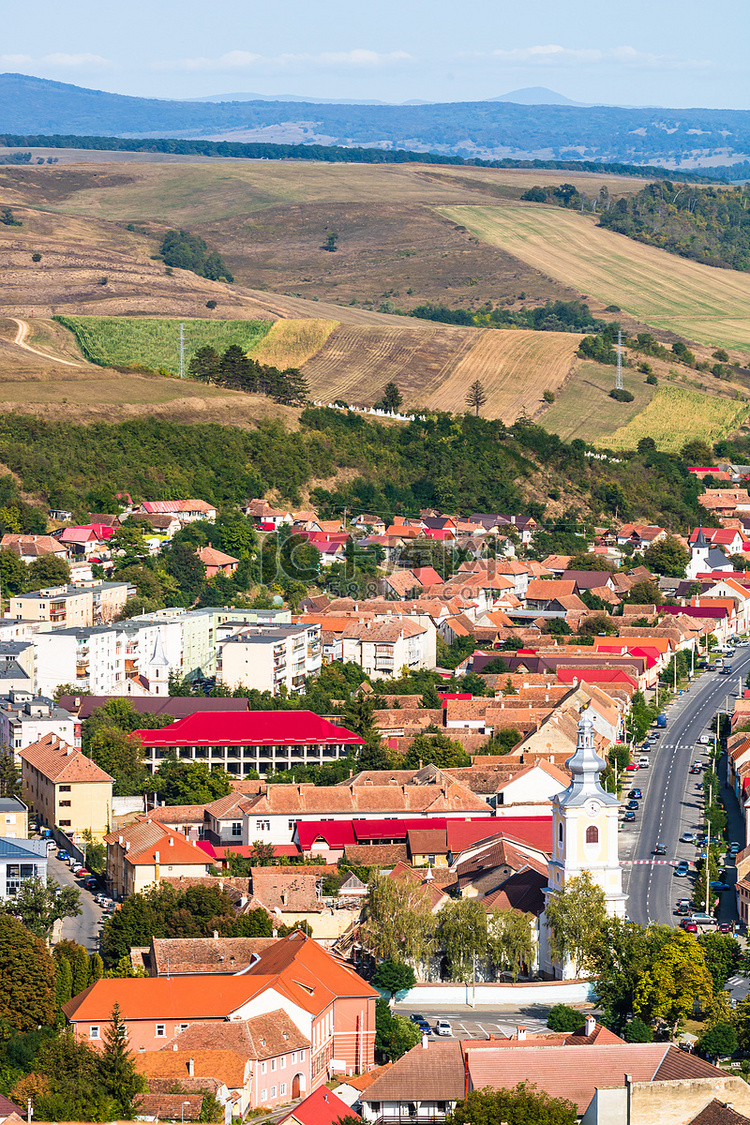 2021 年罗马尼亚 Rupea 镇中心的鸟瞰图，包括山丘、建筑物、街道、植被和周围环境高清摄影大图-千库网
