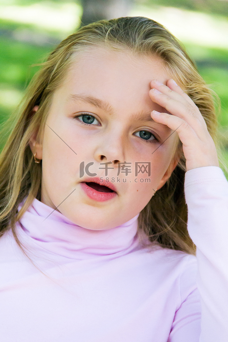 可爱的女孩高清摄影大图-千库网