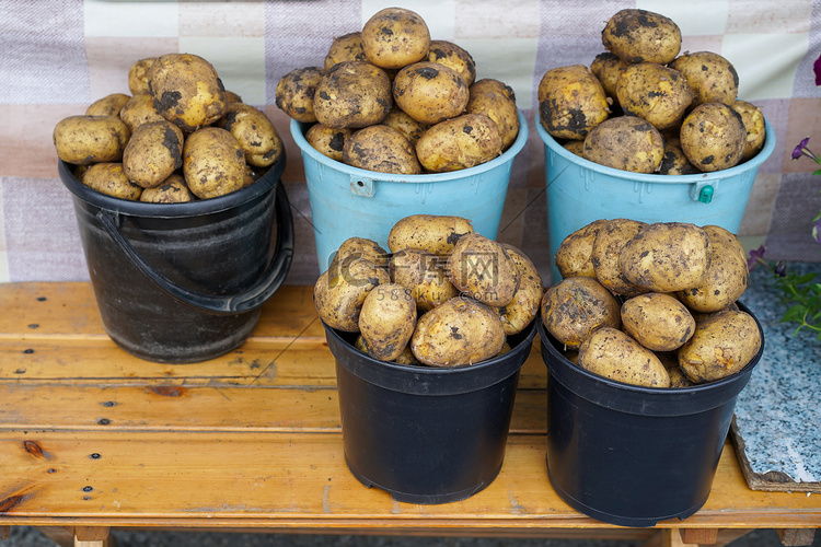 木质表面桶中的土豆高清摄影大图-千库网