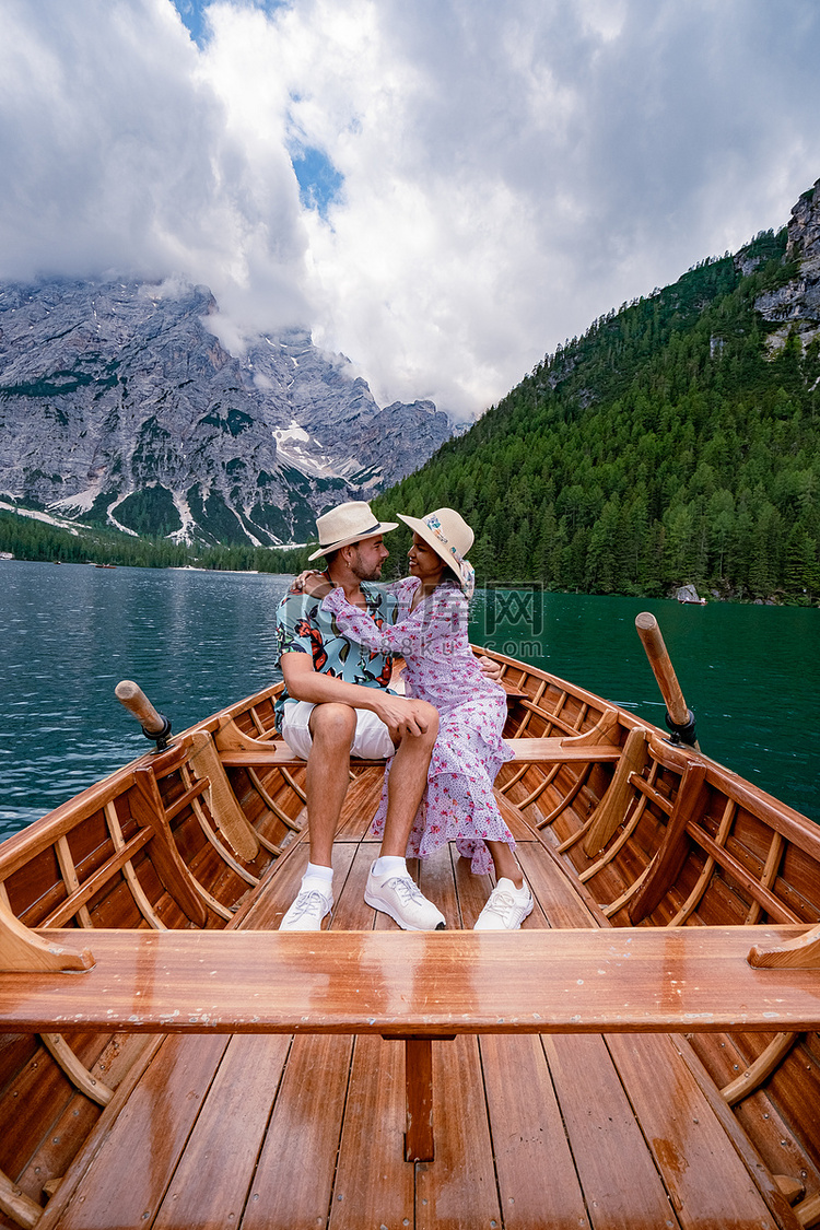 意大利阿尔卑斯山的美丽湖泊，意大利白云岩欧洲的 Lago di Braies高清摄影大图-千库网
