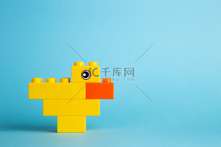 红色背景上的彩色塑料积木高清摄影大图-千库网