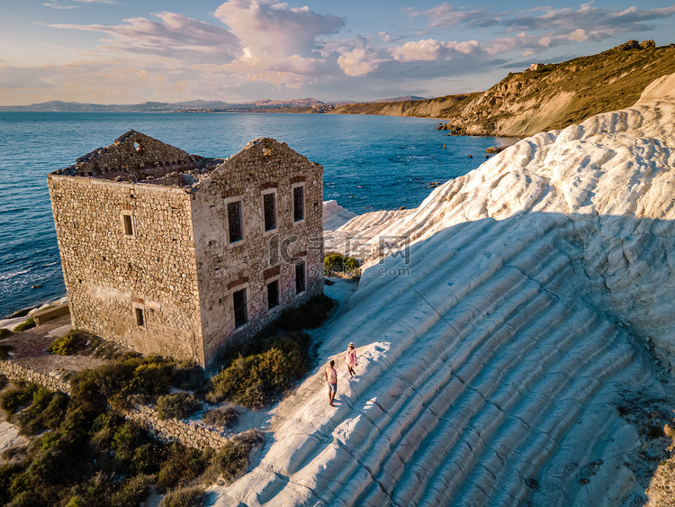 意大利西西里岛阿格里真托的 Punta Bianca 白色海滩，白色悬崖上有废弃石屋的旧遗址高清摄影大图-千库网