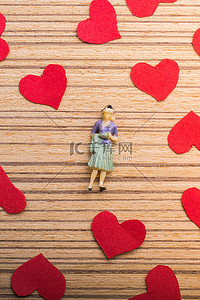 女人雕像和纸心爱情观高清摄影大图-千库网