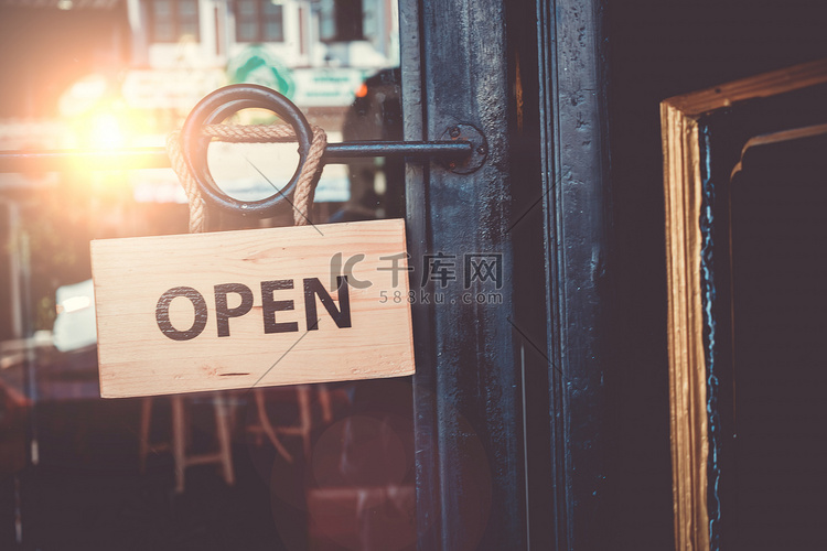 入口处的门上挂着一个写着“Open”的商业标志？在咖啡馆或餐厅。高清摄影大图-千库网