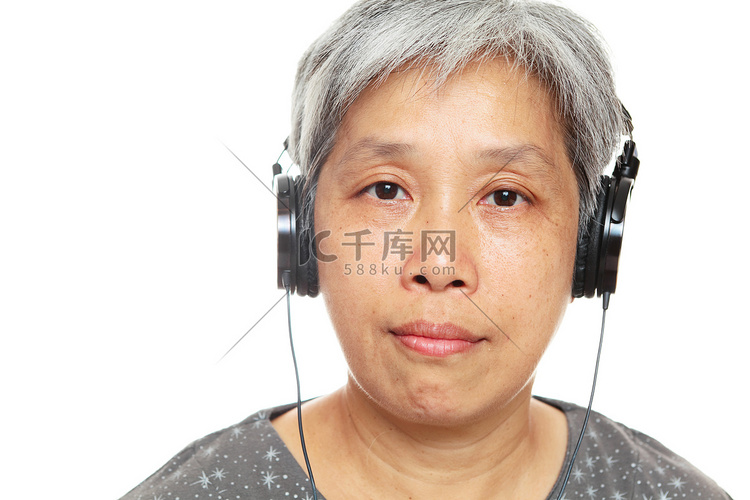 成熟的女人听音乐高清摄影大图 千库网