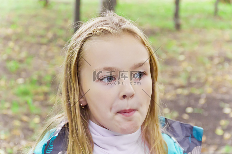 咀嚼可爱的女孩高清摄影大图-千库网