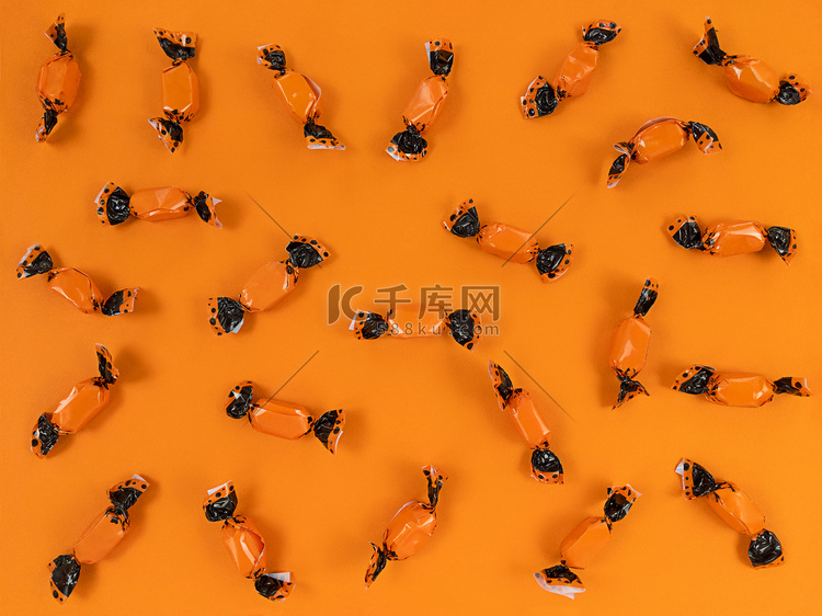 万圣节假期公寓铺着橙色和黑色糖果。高清摄影大图-千库网