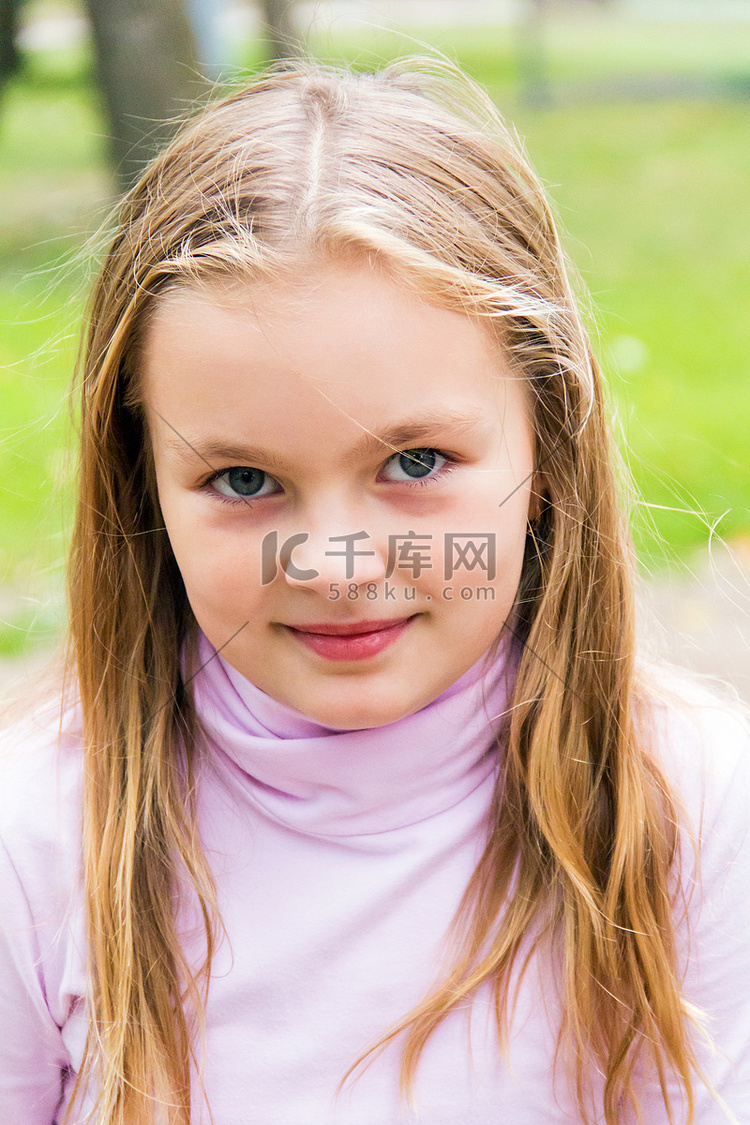 可爱的女孩高清摄影大图-千库网