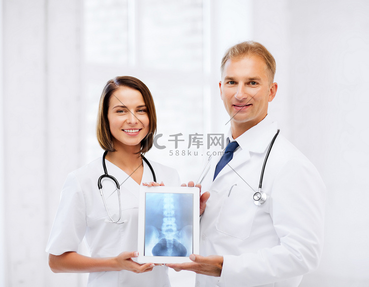 两位医生在平板电脑上展示 X 光片高清摄影大图-千库网