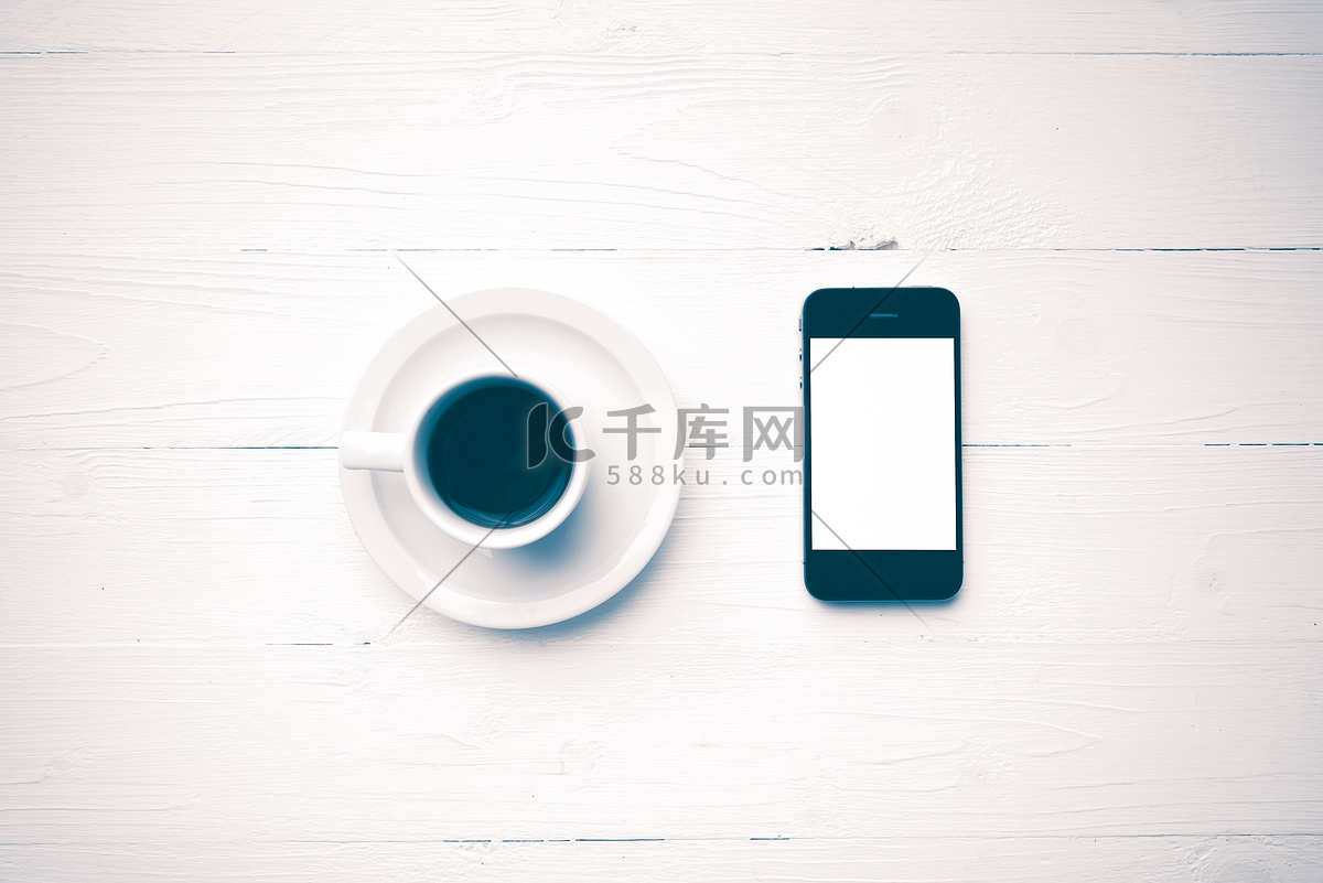 带咖啡杯复古风格的手机高清摄影大图-千库网