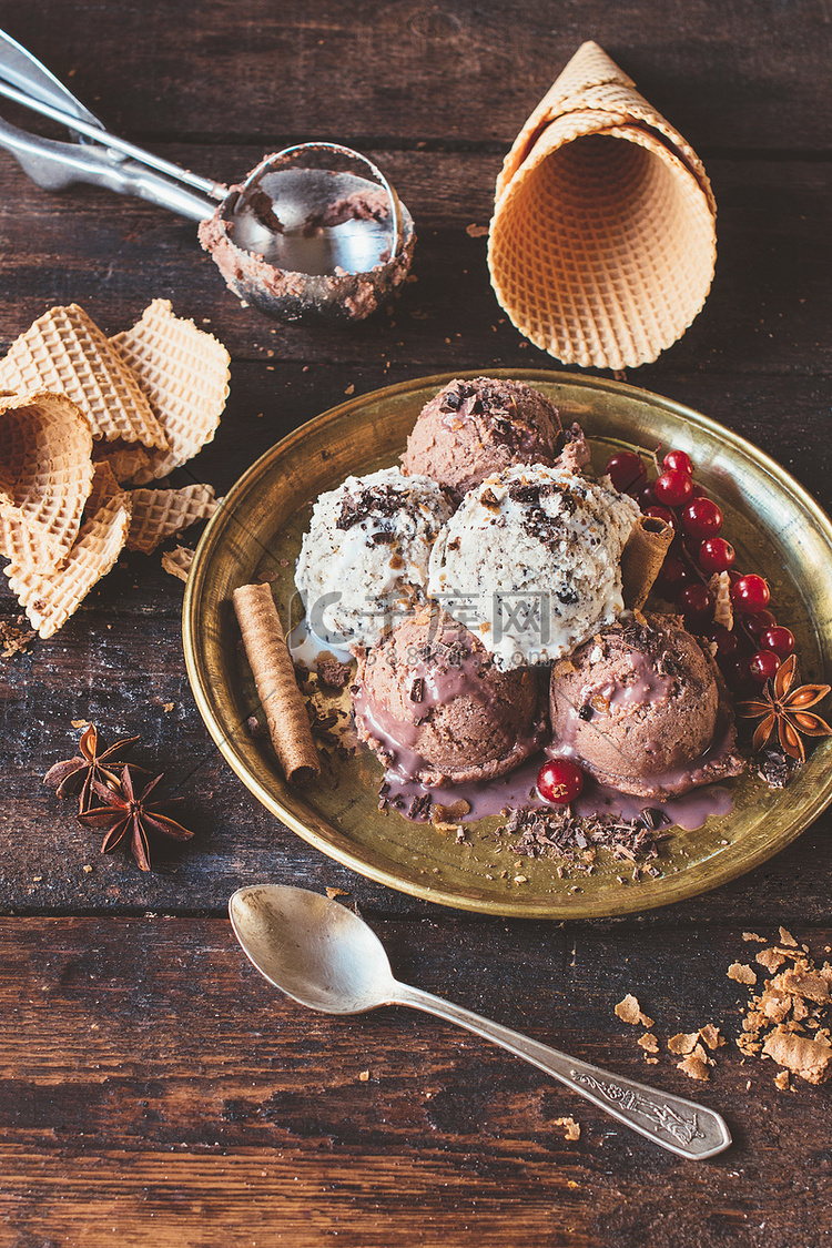 盘子里的冰淇淋高清摄影大图-千库网