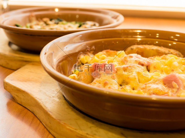 薯角、培根和奶酪菜肴高清摄影大图-千库网