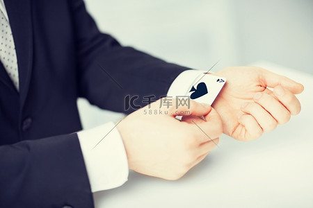 男人的手把王牌藏在袖子里高清摄影大图-千库网