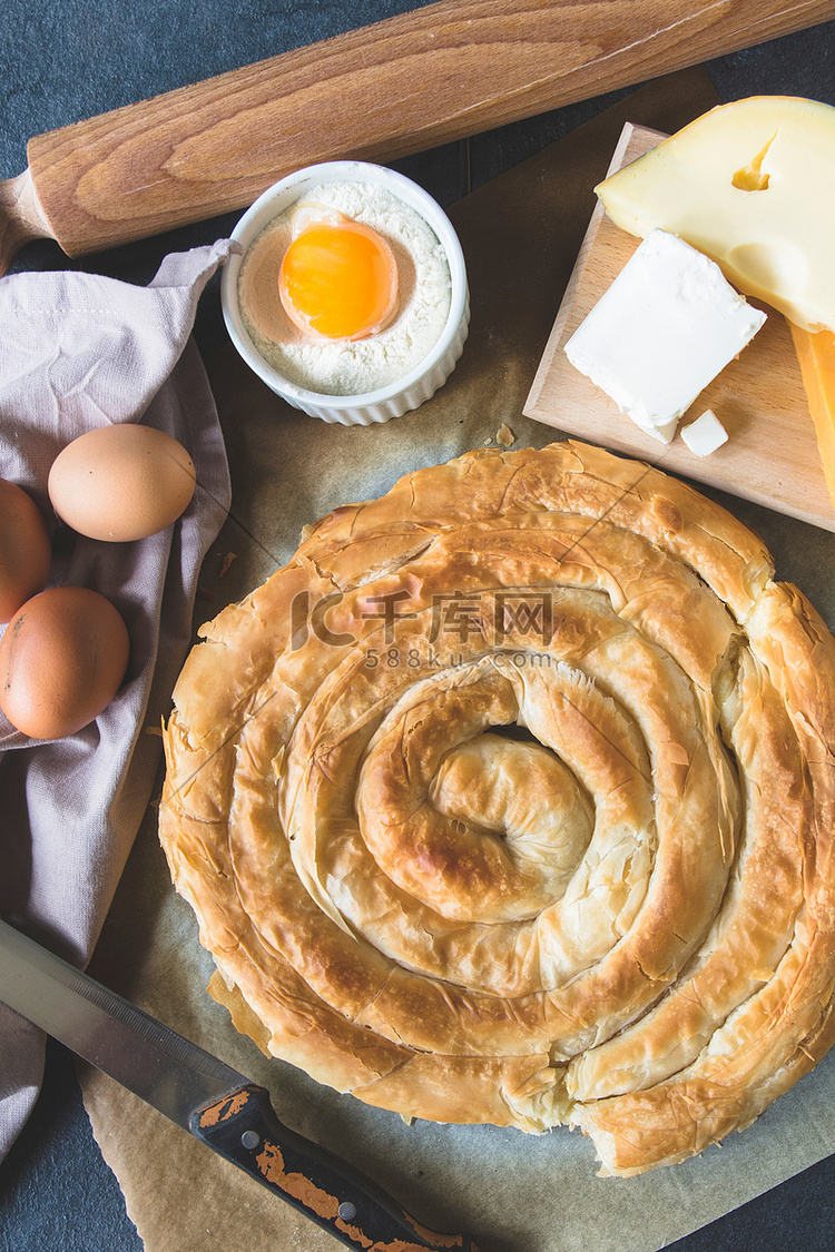 从上面的希腊奶酪馅饼高清摄影大图-千库网