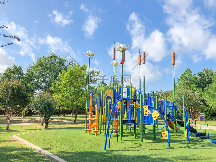 美国德克萨斯州 Flower Mound 带人造草坪的大型社区游乐场高清摄影大图-千库网