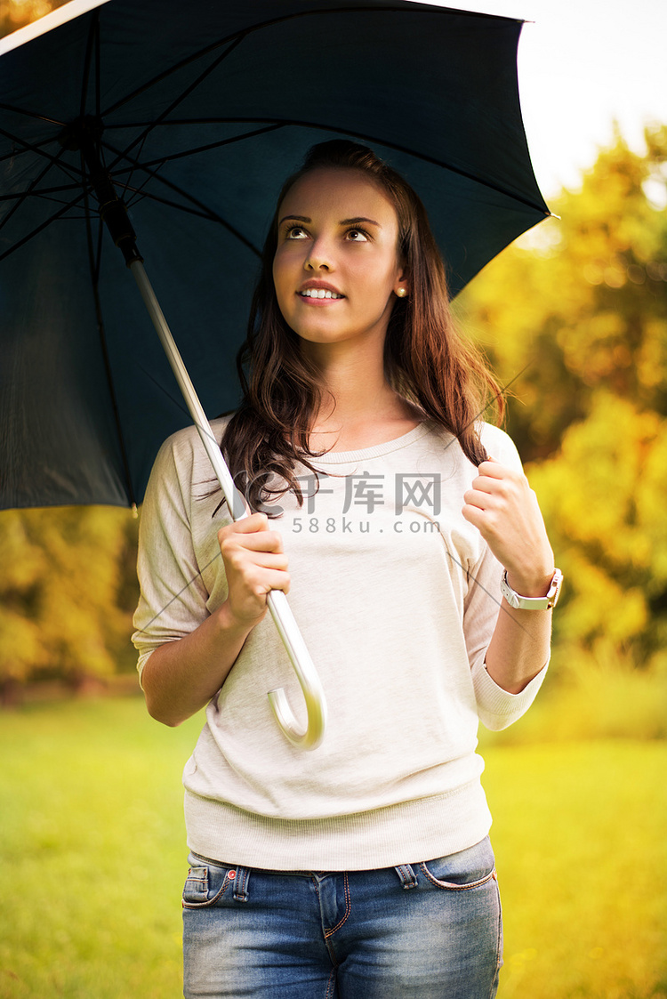 打伞的年轻女子高清摄影大图-千库网
