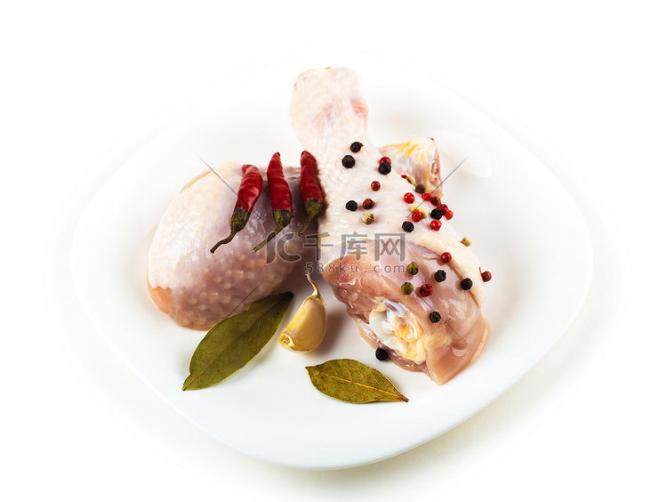 盘子里的生鸡爪加香料高清摄影大图-千库网