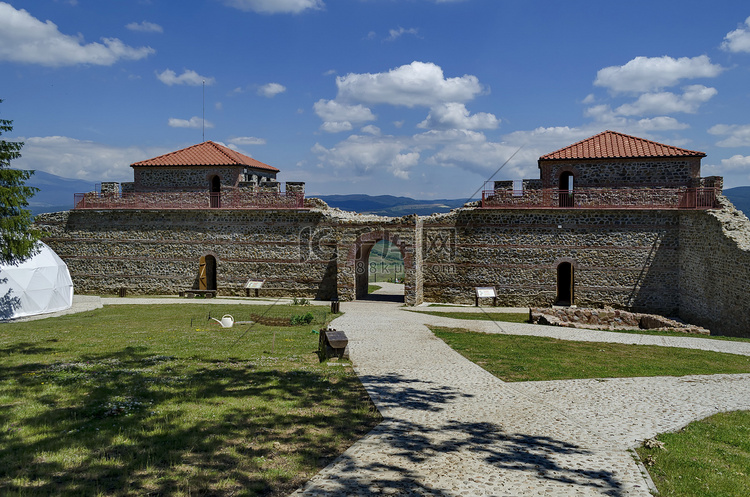 两座大石墙塔在马里镇或 Stari Mali grad 盛行高清摄影大图-千库网