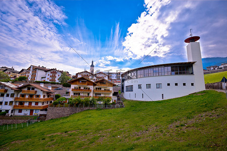 田园诗般的高山小镇 Kastelruth，享有绿色山景高清摄影大图-千库网