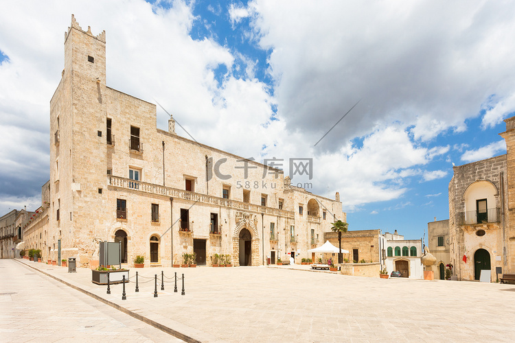 Specchia, Apulia - 历史悠久的市政厅前的市场高清摄影大图-千库网