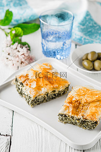 白盘上的希腊派 spanakopita，配饰垂直高清摄影大图-千库网