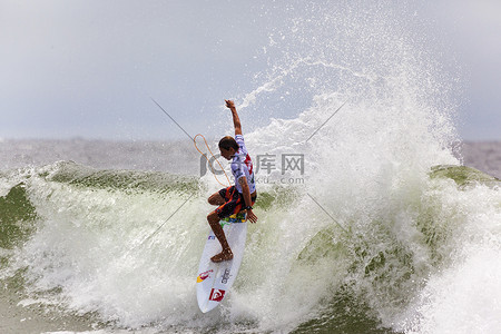 Surfer 参加 Quicksilver & Roxy Pro 世界冠军赛高清摄影大图-千库网