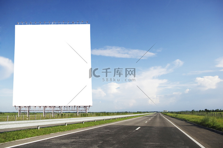 “高速公路上的广告牌，道路安全概念。”高清摄影大图-千库网