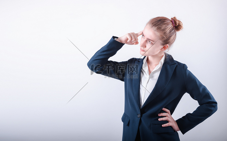在孤立的白色背景下怀疑困惑情绪的女商人画像，在思考解决方案时混淆困惑表达的女商人。高清摄影大图-千库网